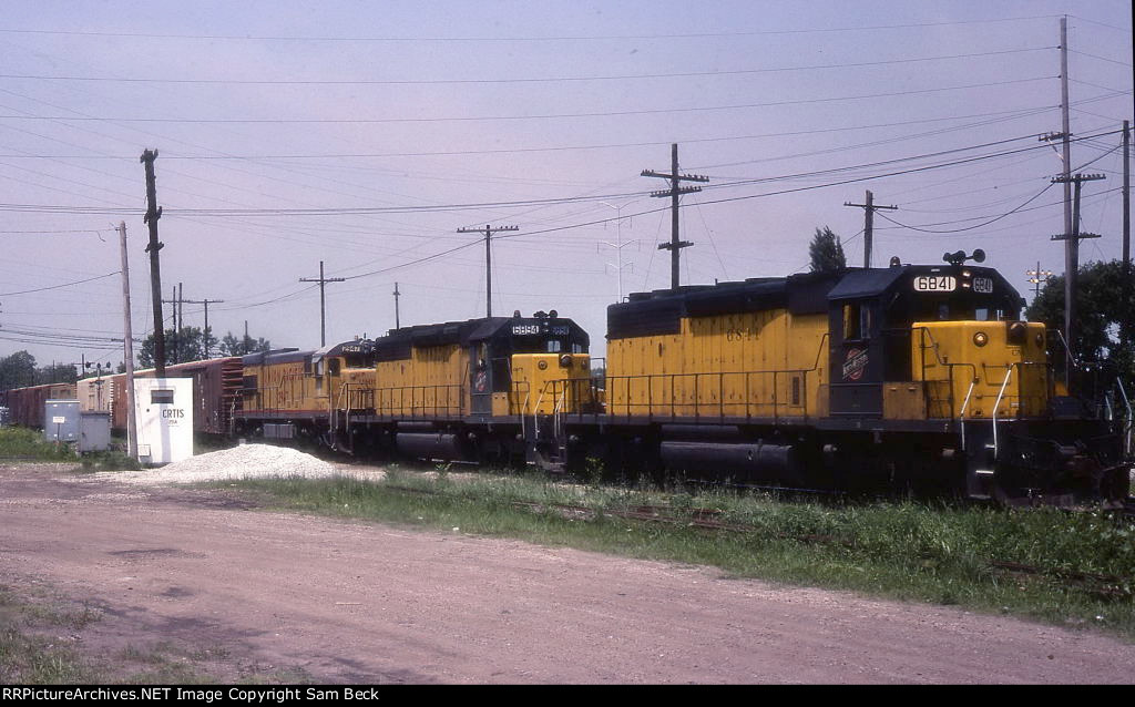 CNW 6841, 6894, and UP 2947
